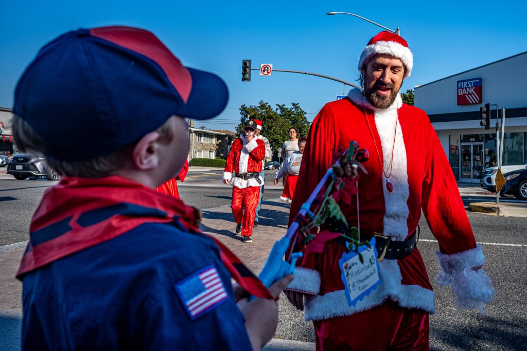 Bixby Knolls ushers in Knollsville and countless St. Nicks at annual ...
